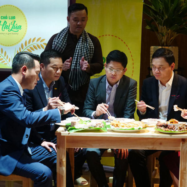 Sau khi nhận đầu tư 1 tỷ đồng từ Shark Hồng Anh, chả lụa Hai Lúa đã mở ...